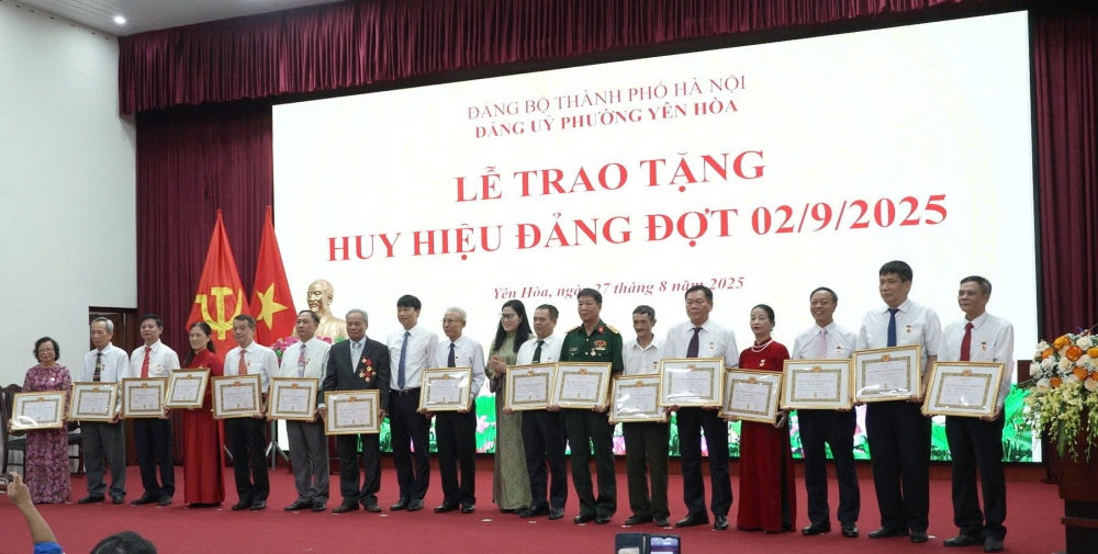Phường Yên Hòa: 202 đảng viên được trao tặng Huy hiệu Đảng đợt 2/9